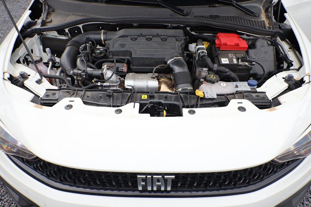 Fiat Tipo 5-Türer CROSS 1.5 GSE 130 DCT City Kam günstiger kaufen | EU ...